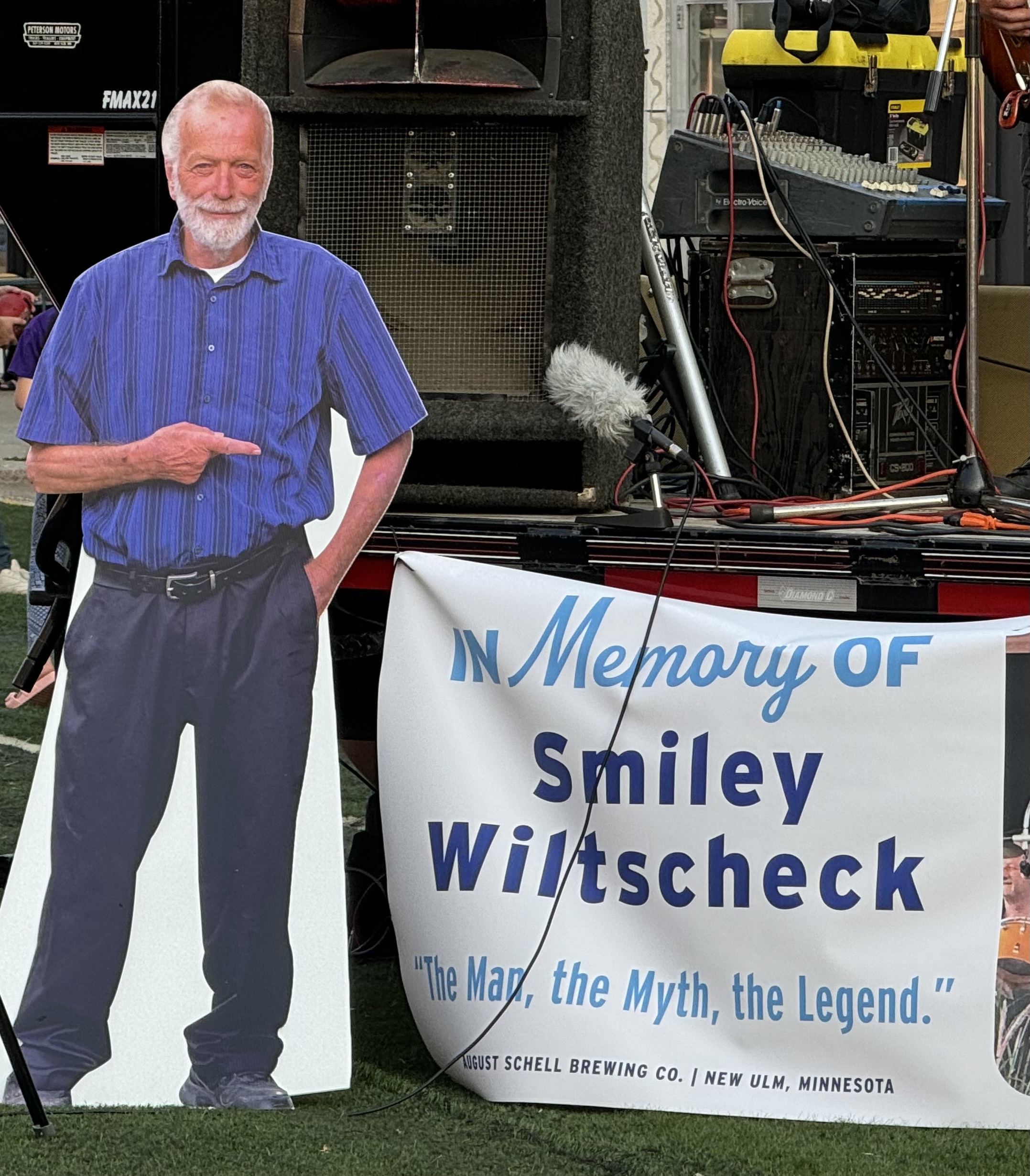 Musicians and Fans Salute Smiley Friday Evening - Ingstad Media